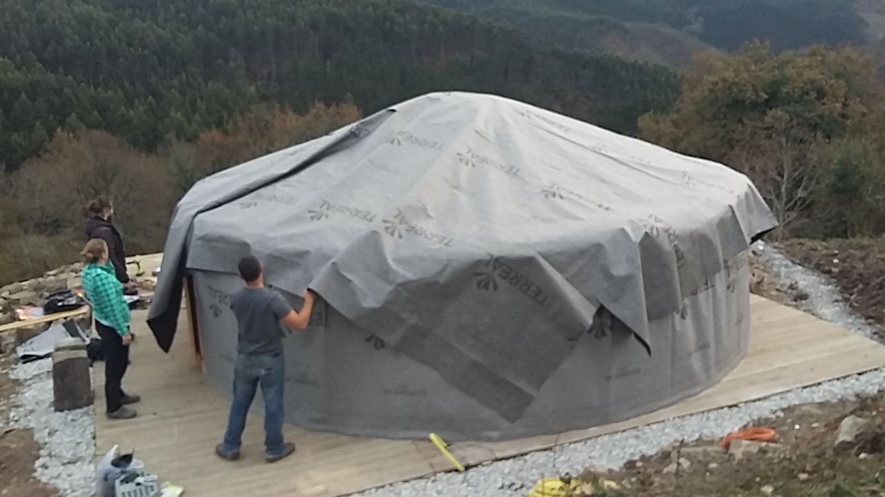 Assembling a yurt, finishing touches – kellymariemcewan